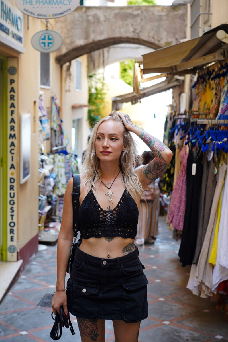 Shelly Curry the tattooed girl who loves fashion, art and travels ...